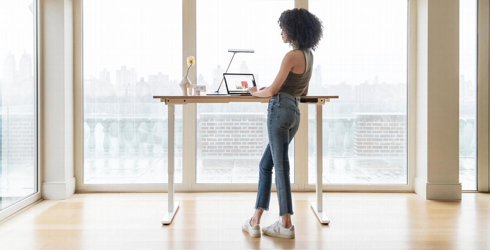 Standing Desk Benefits for Better Health and Productivity | Humanscale